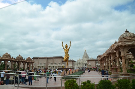 BAPS Swaminarayan Akshardham, largest Hindu temple of US reflects ...