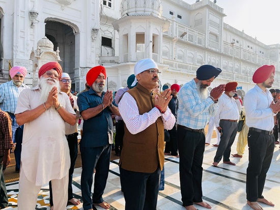 Punjab Chief Secretary KAP Sinha pays obeisance at Golden Temple and ...