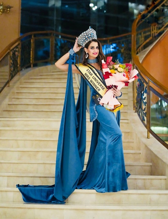 Dr. Sazina Khan crowned Mrs.Star Universe 2025 in Kuala Lumpur ...